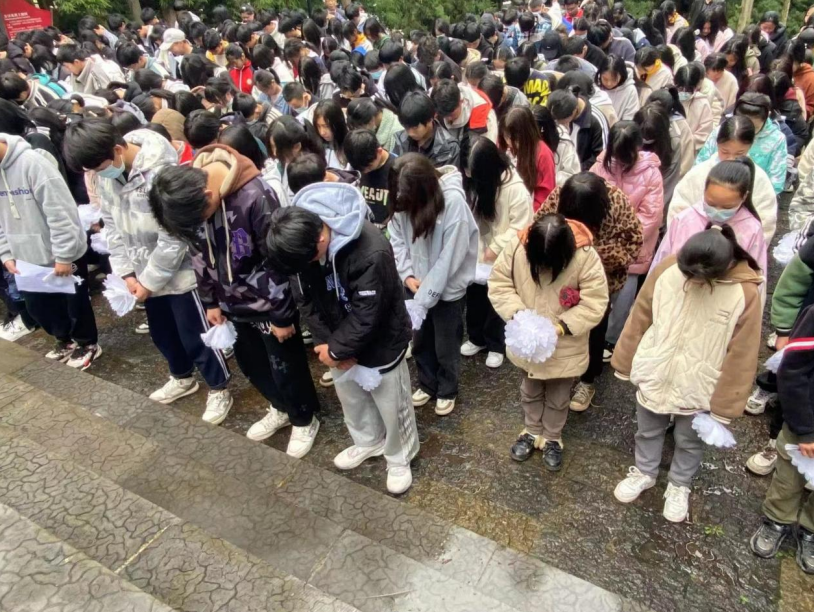 缅怀革命先烈传承红色基因 龙山县茨岩塘镇初级中学清明扫墓活动 华声湘播